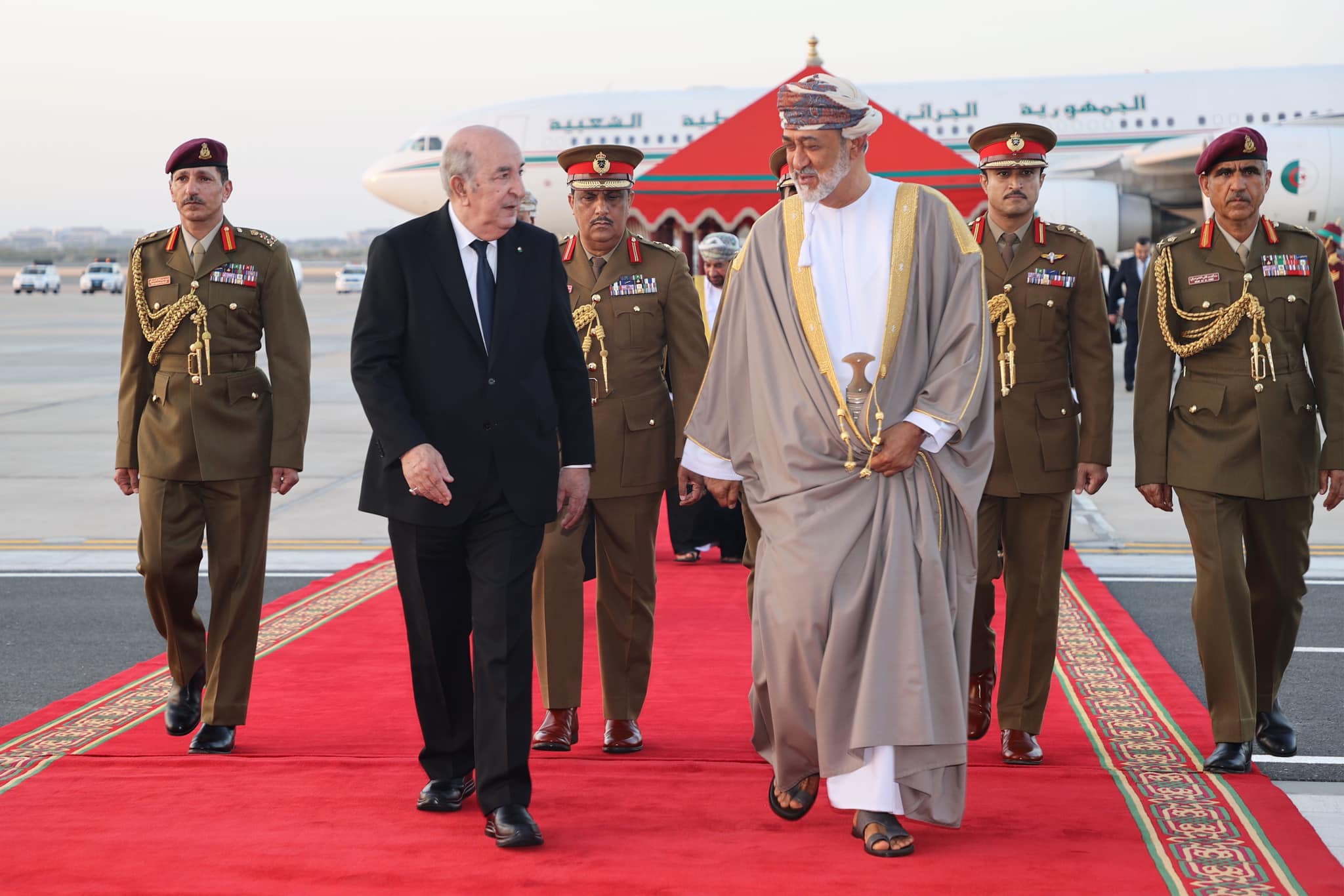 Le Président de la République accueille le Sultan d'Oman à l'aéroport ...